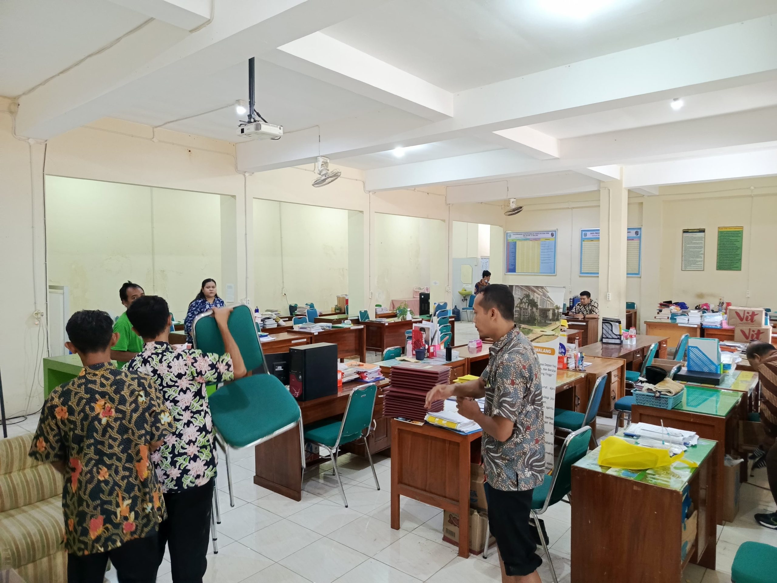 Bersih-bersih Bersama : Ruang Guru Jadi Baru – SMAN 10 MALANG
